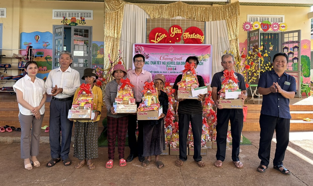 Công đoàn Ngân hàng chính sách xã hội tặng quà Tết cho hộ nghèo, gia ...